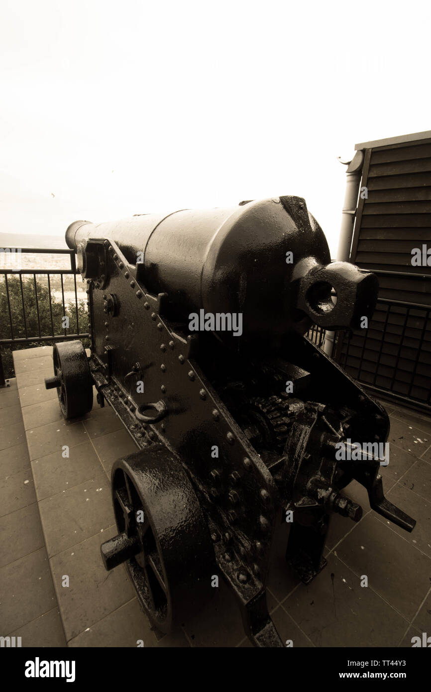 Cannon pointed to sea Spanish invasion on the Rock of Gibraltar war ...