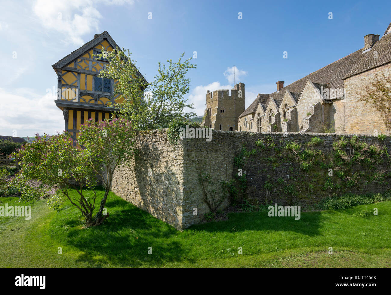Medieval manor house hi-res stock photography and images - Alamy