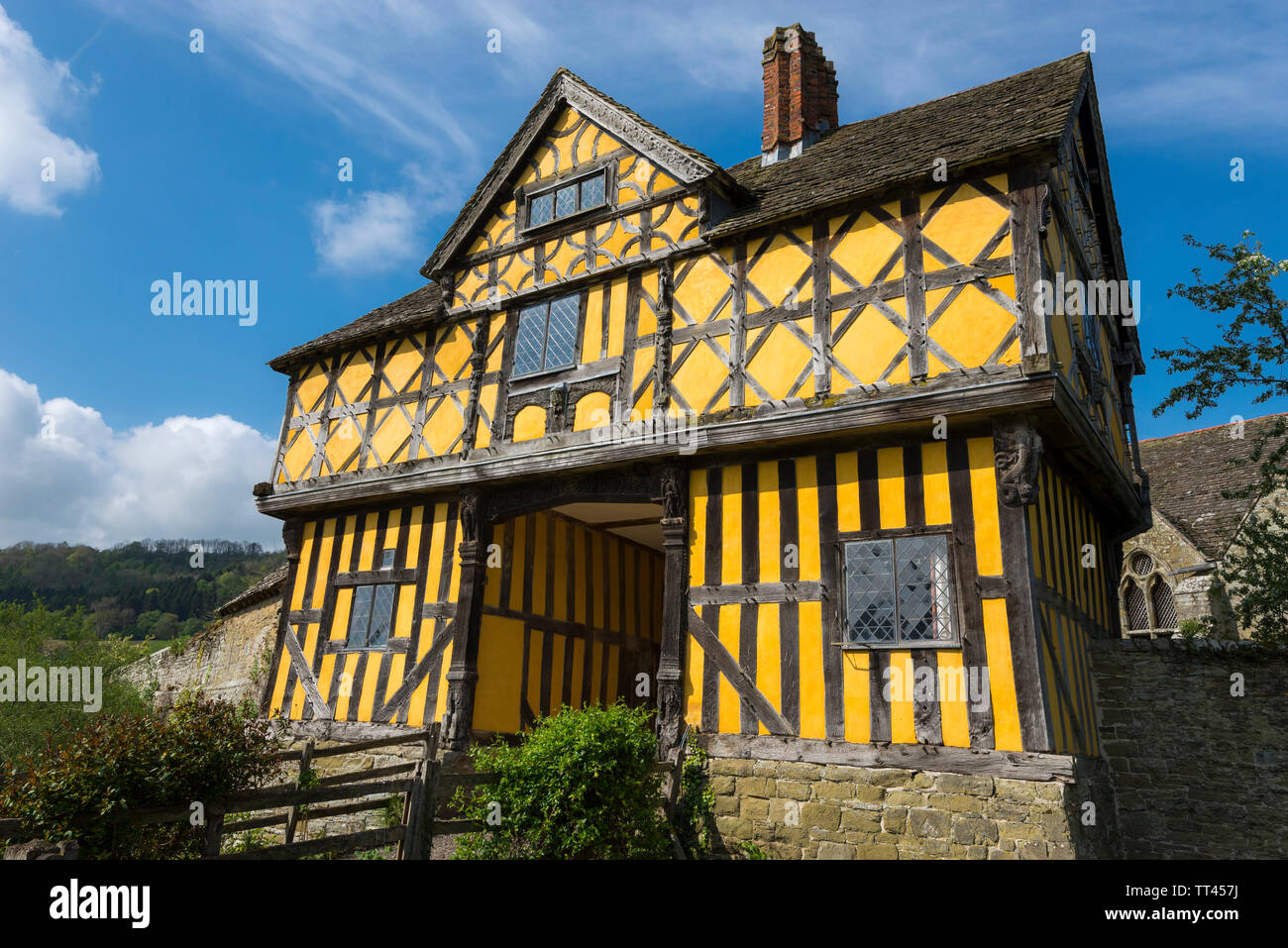 Stokesay castle gate house hi-res stock photography and images - Alamy