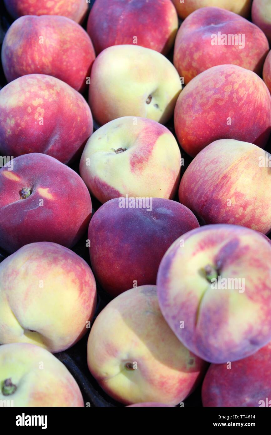 Fresh and sweet red peach at market stall Stock Photo - Alamy