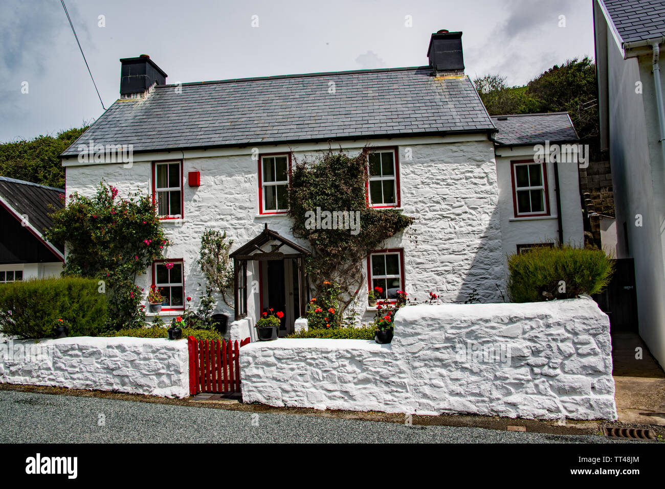 Traditional welsh cottage hi-res stock photography and images - Alamy