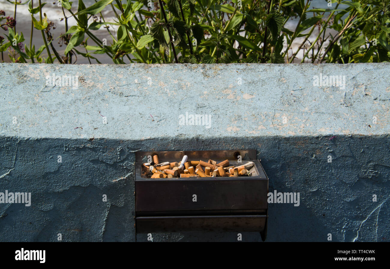 Full ashtray of cigarettes hi-res stock photography and images - Alamy