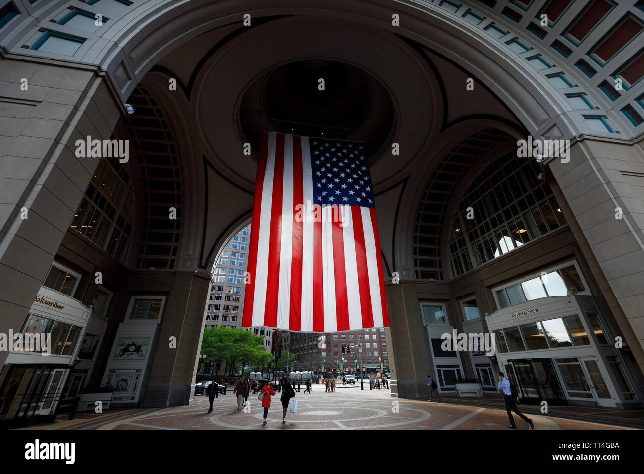 Large american flag hi-res stock photography and images - Alamy