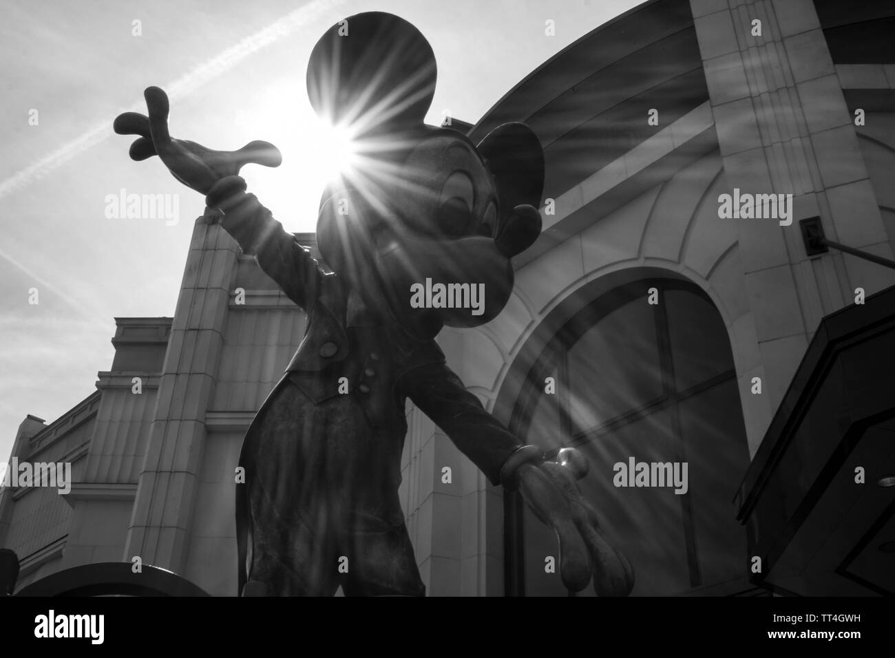 Walt disney and mickey mouse statue hi-res stock photography and images ...