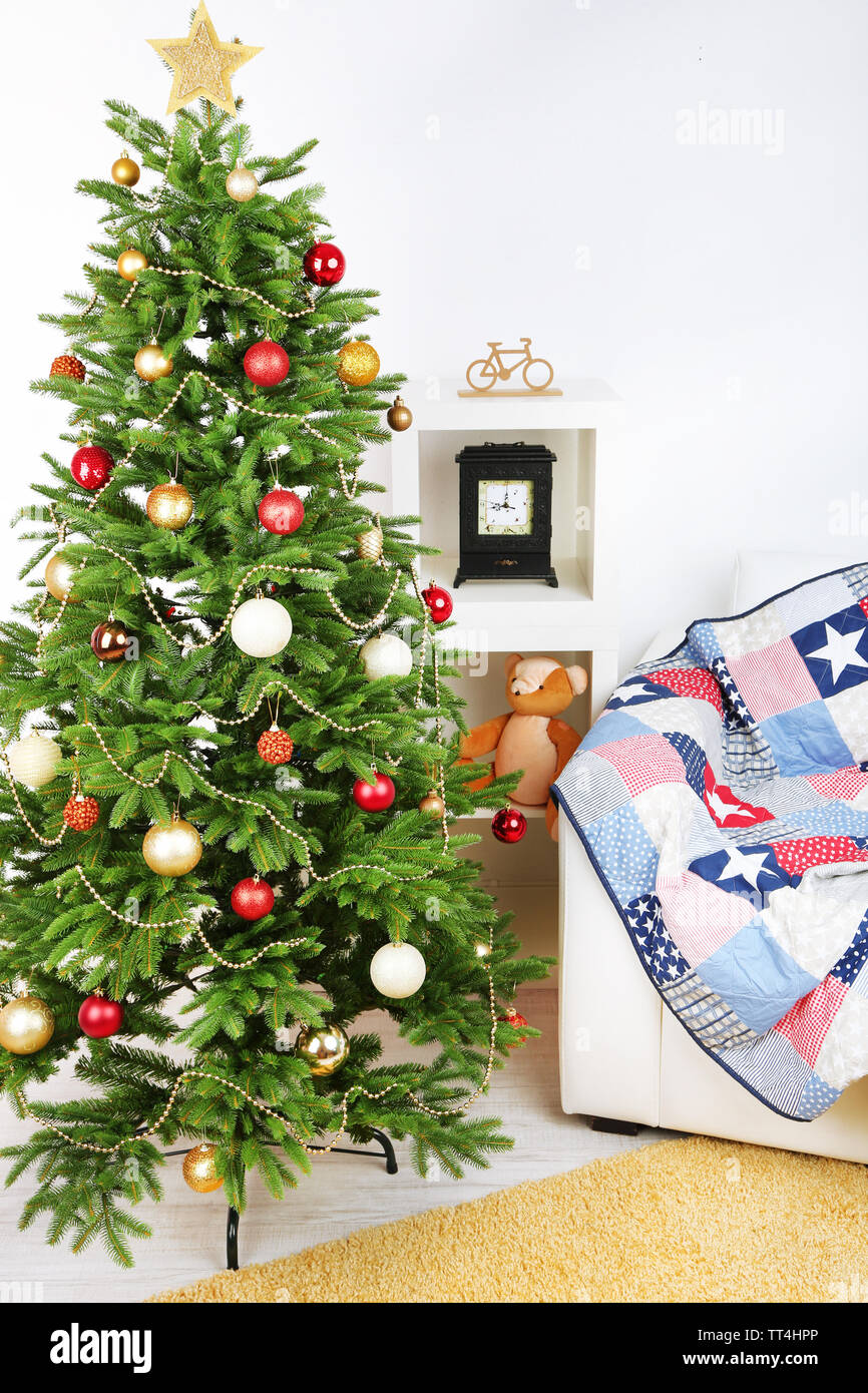 Decorated Christmas tree on home interior background Stock Photo - Alamy