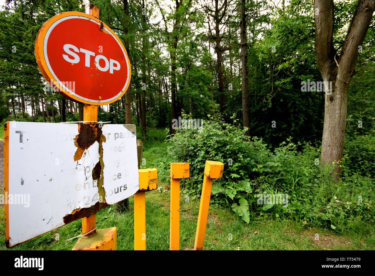 Graffiti warning sign hi-res stock photography and images - Alamy