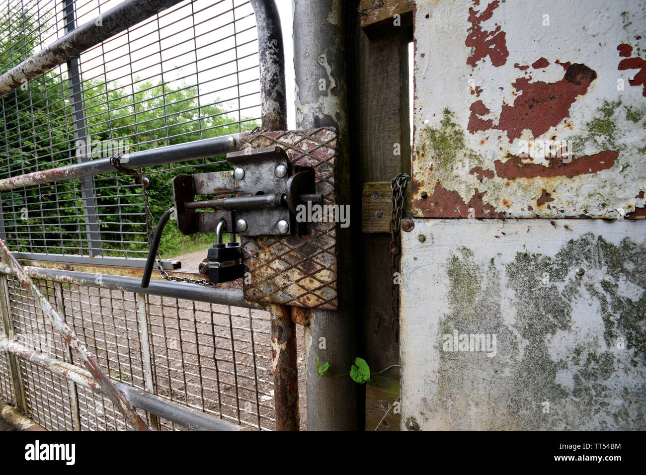 Creaky gate hi-res stock photography and images - Alamy