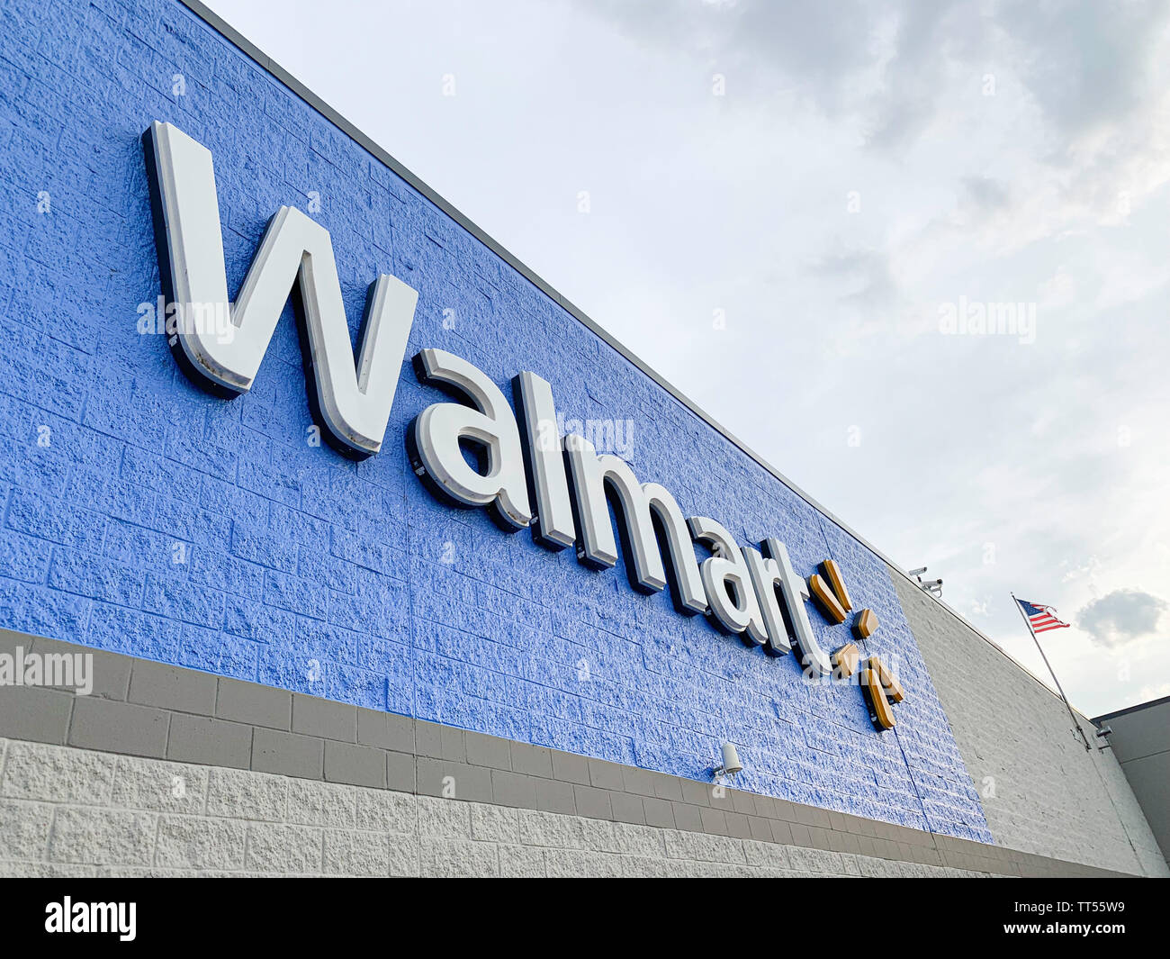Very tall walmart sign hi-res stock photography and images - Alamy
