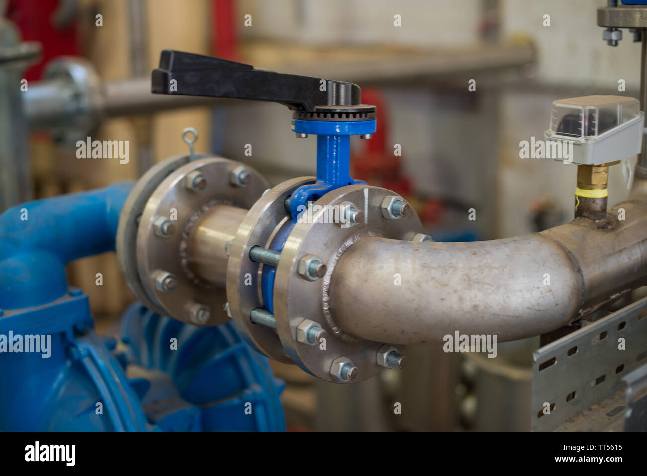 Close detail pipe flanges hi-res stock photography and images - Alamy