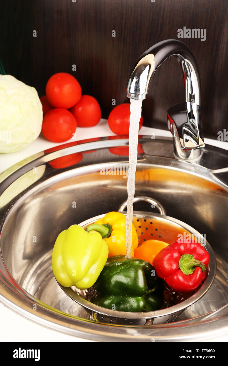 Vegetables in sink hi-res stock photography and images - Alamy