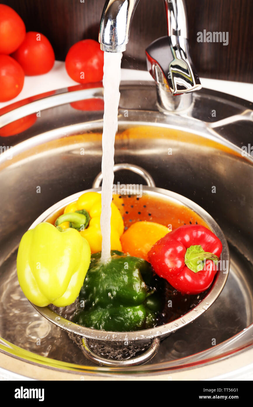Vegetables in sink hi-res stock photography and images - Alamy