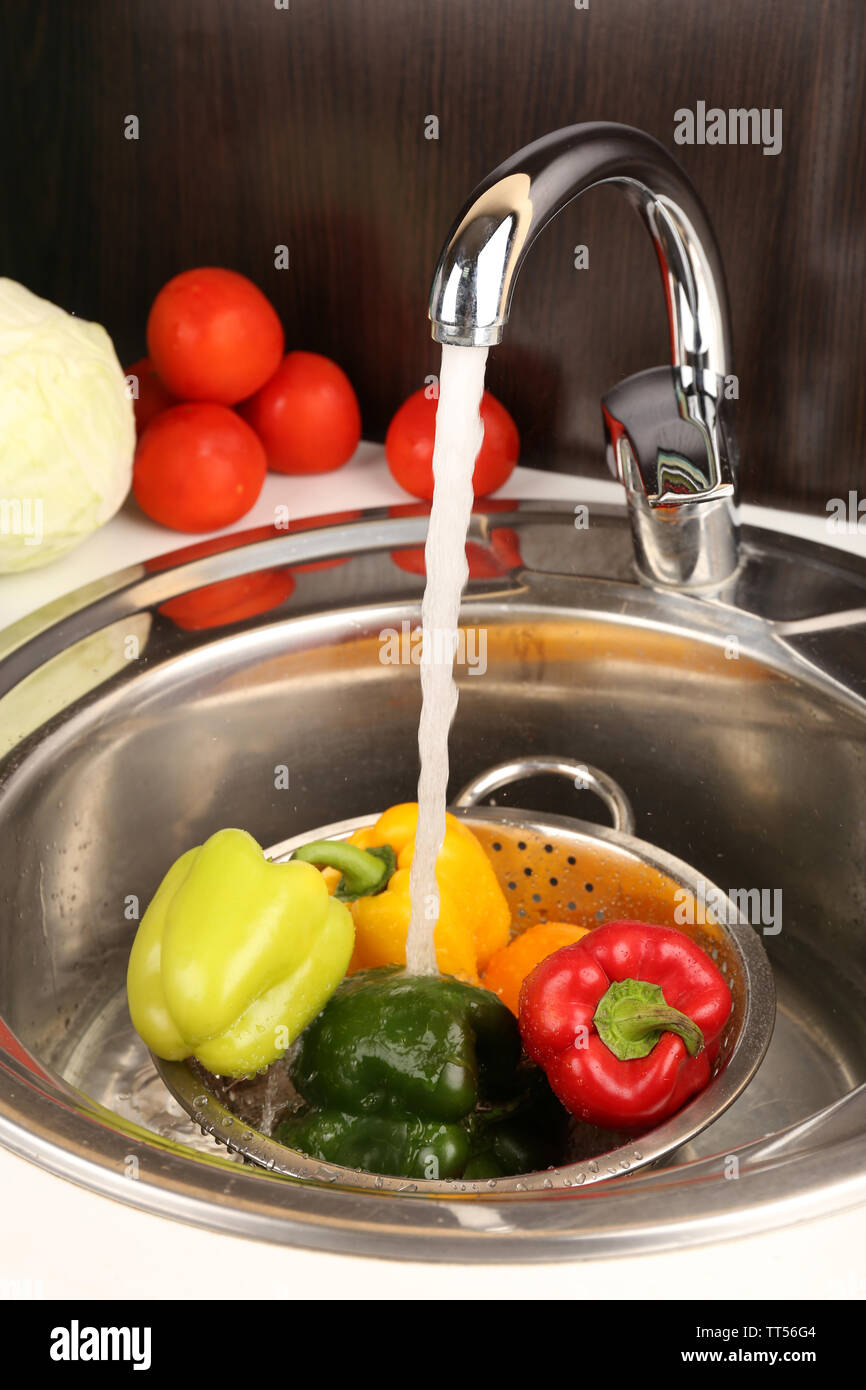 Vegetables in sink hi-res stock photography and images - Alamy