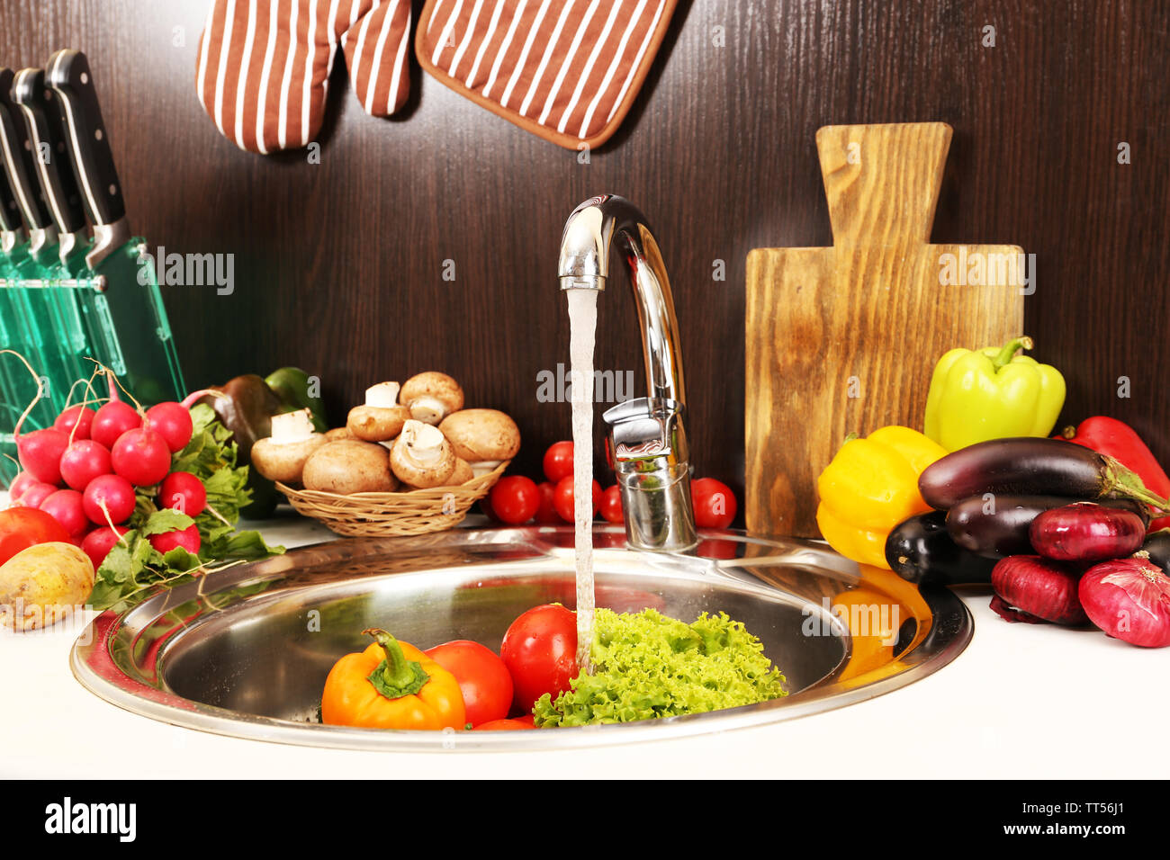 Fresh vegetables in sink in kitchen Stock Photo - Alamy
