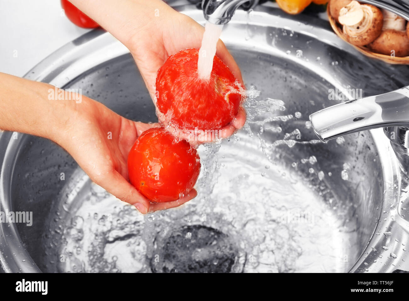 Washing tomatoes hi-res stock photography and images - Alamy