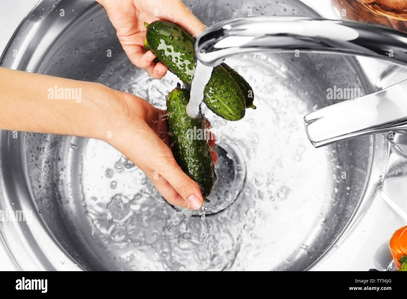 Hands washing cucumbers hi-res stock photography and images - Alamy