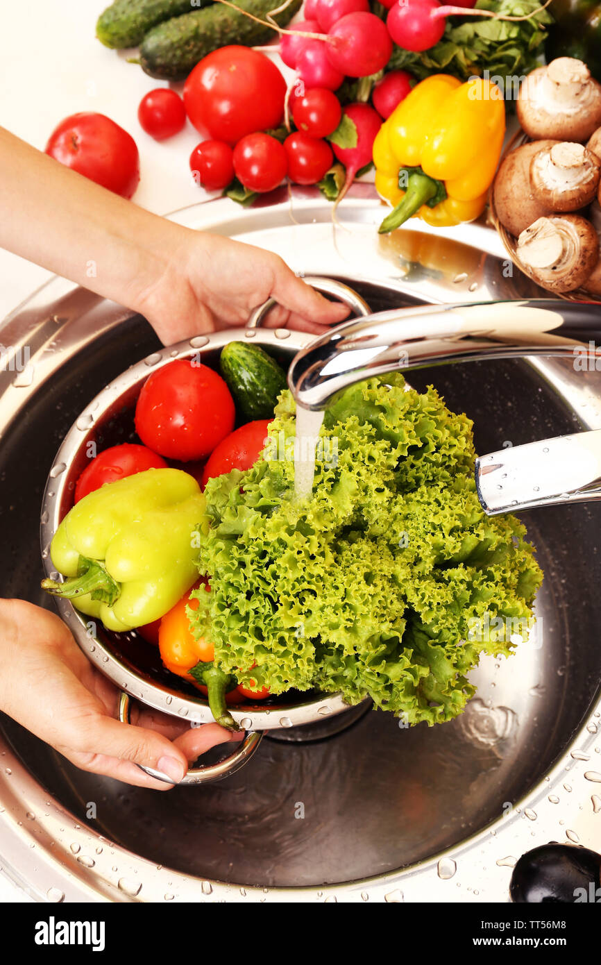Womans hands washing vegetables hi-res stock photography and images - Alamy