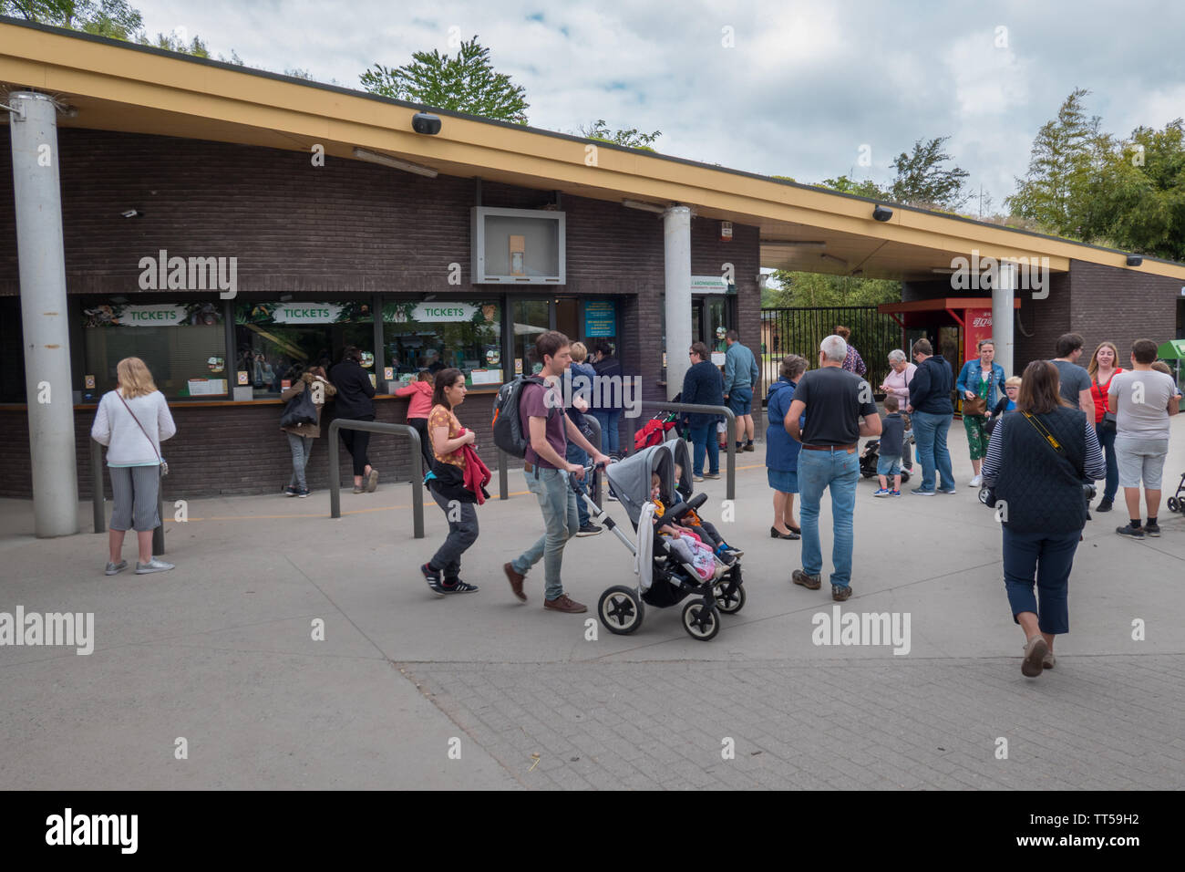 Zoo ticket office hi-res stock photography and images - Alamy