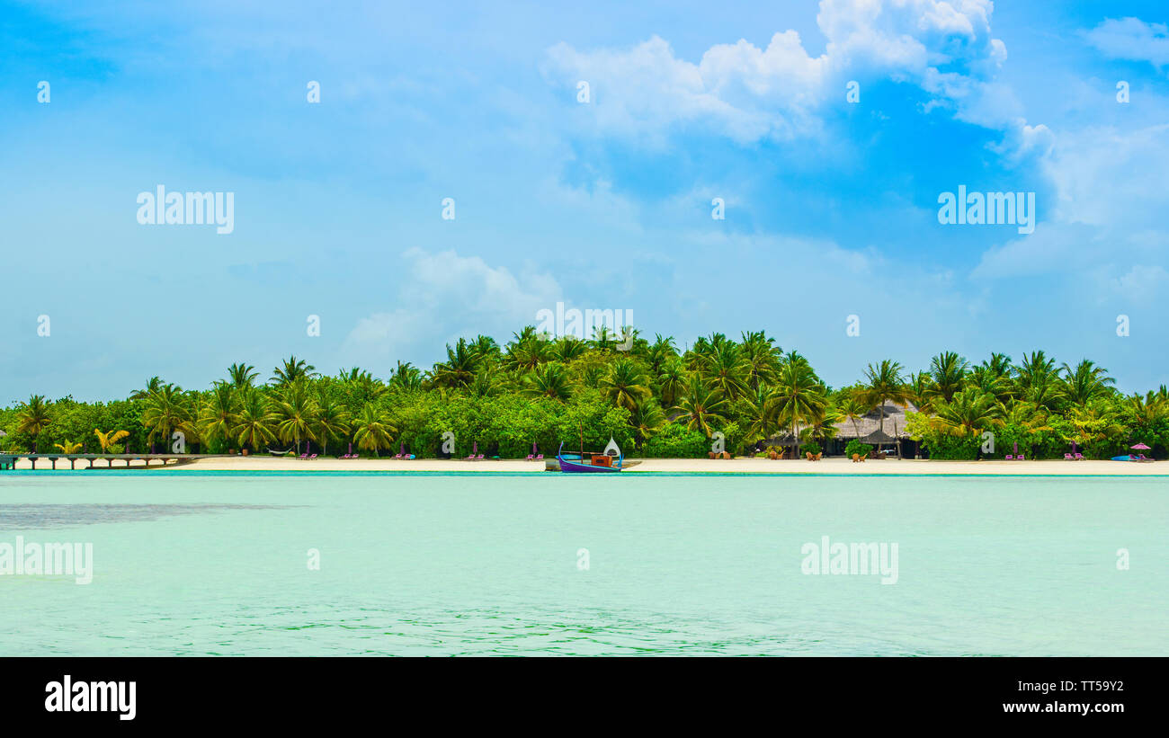 The beautiful landscape of the deserted Indian Ocean sandy beach ...
