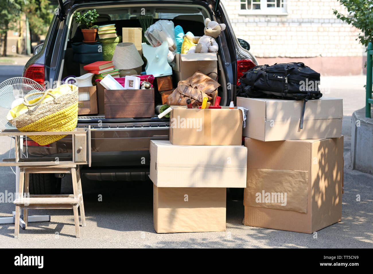 Overloaded Suitcases High Resolution Stock Photography and Images - Alamy