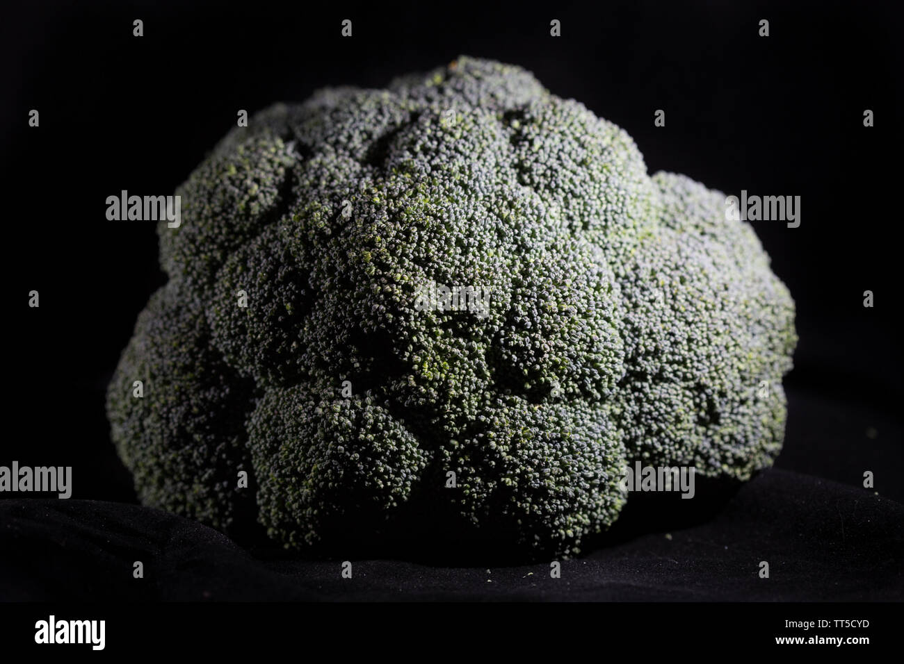 broccoli raw fresh close up Stock Photo - Alamy