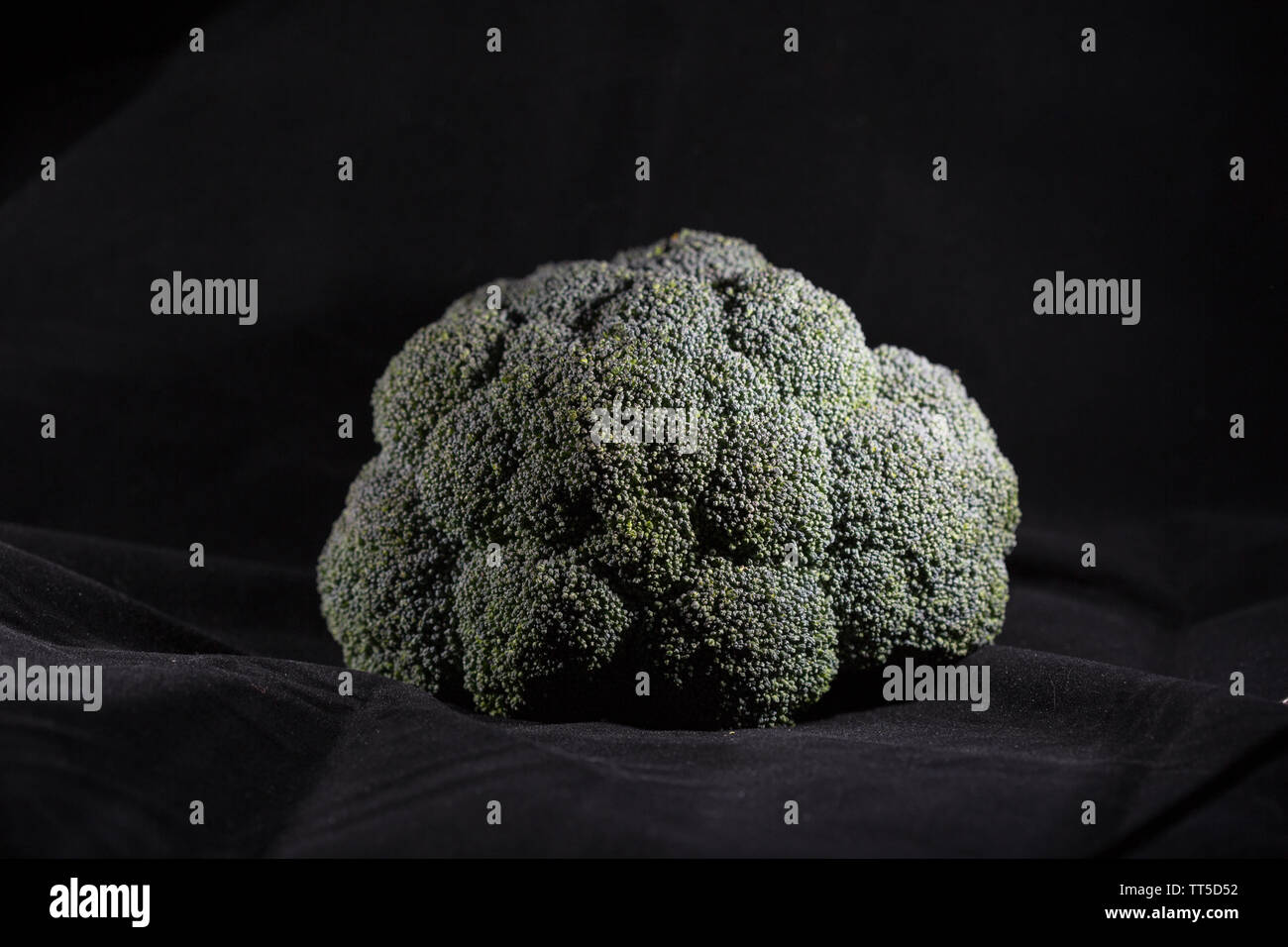 broccoli raw fresh close up Stock Photo - Alamy