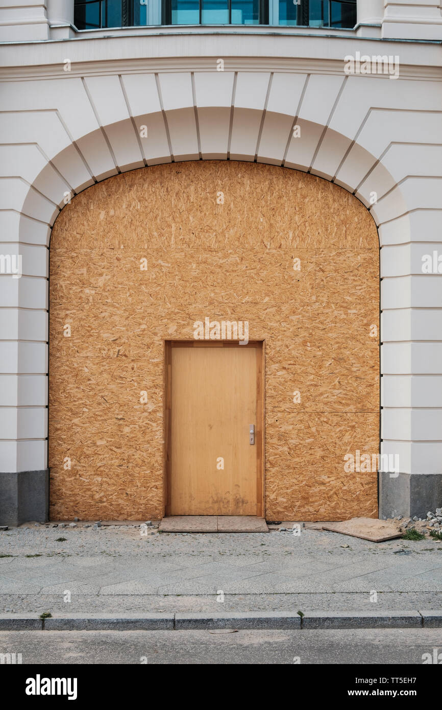 Temporary construction site wall hi-res stock photography and images ...