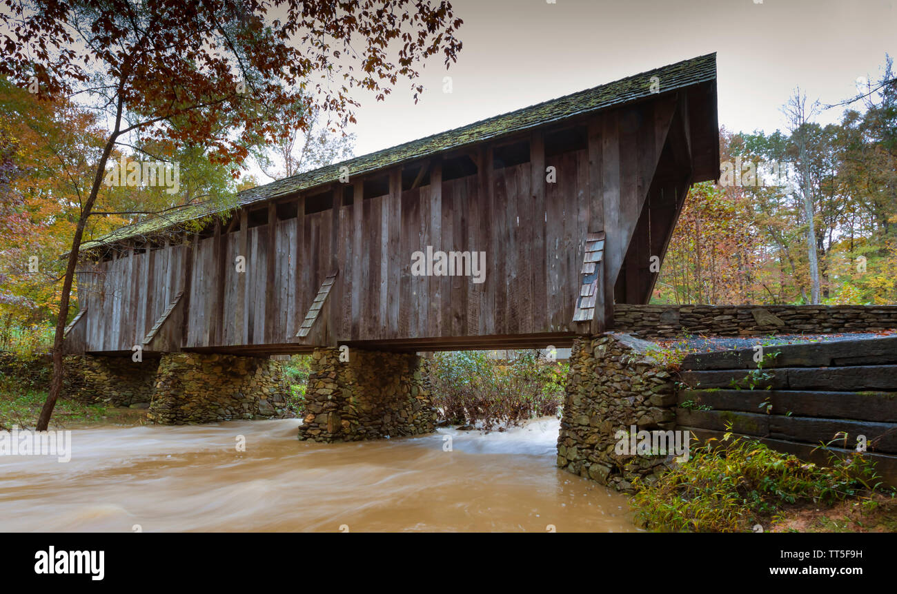Brown building under bridge hi-res stock photography and images - Alamy