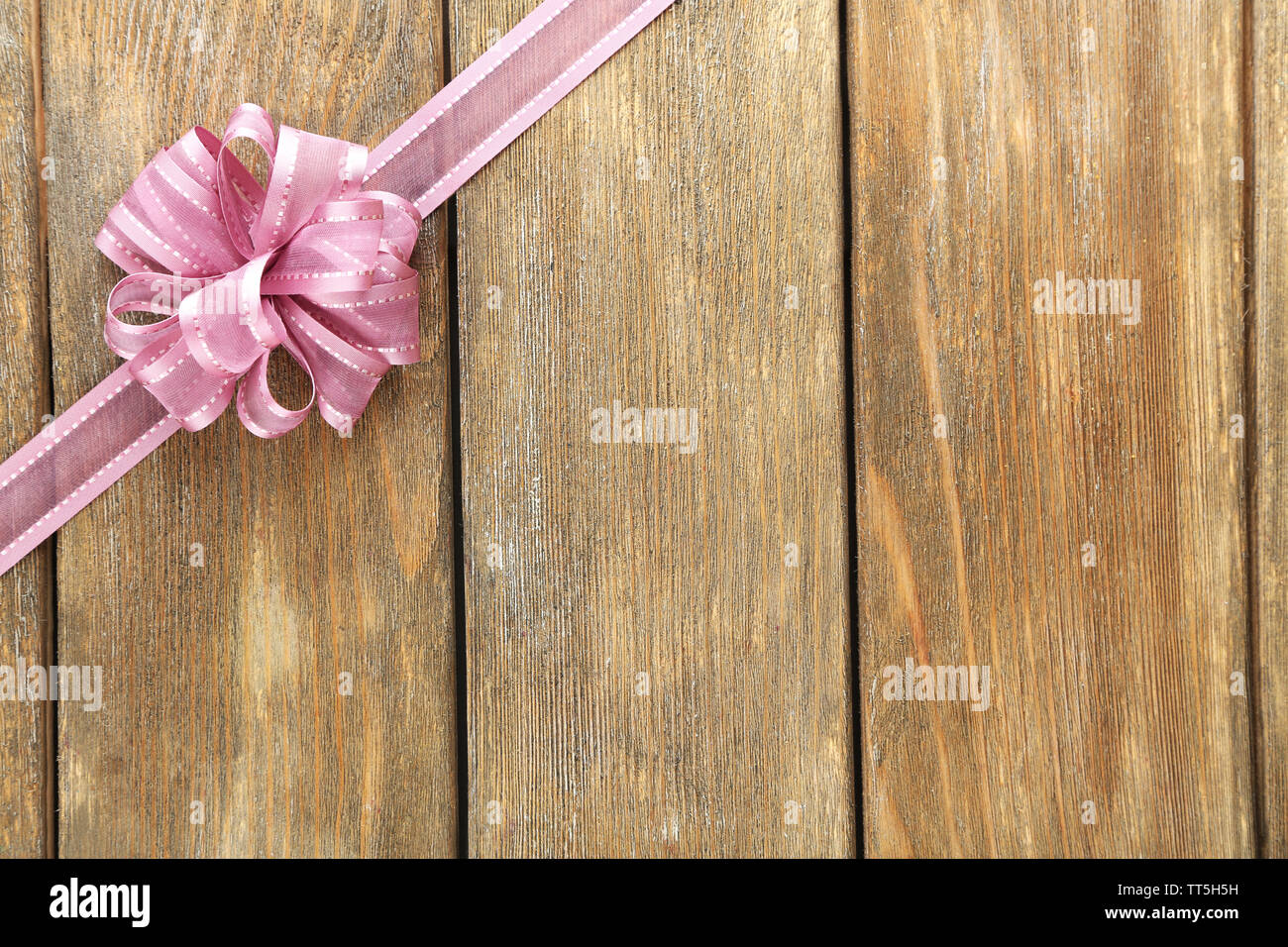 Old wooden background with beautiful bow Stock Photo - Alamy