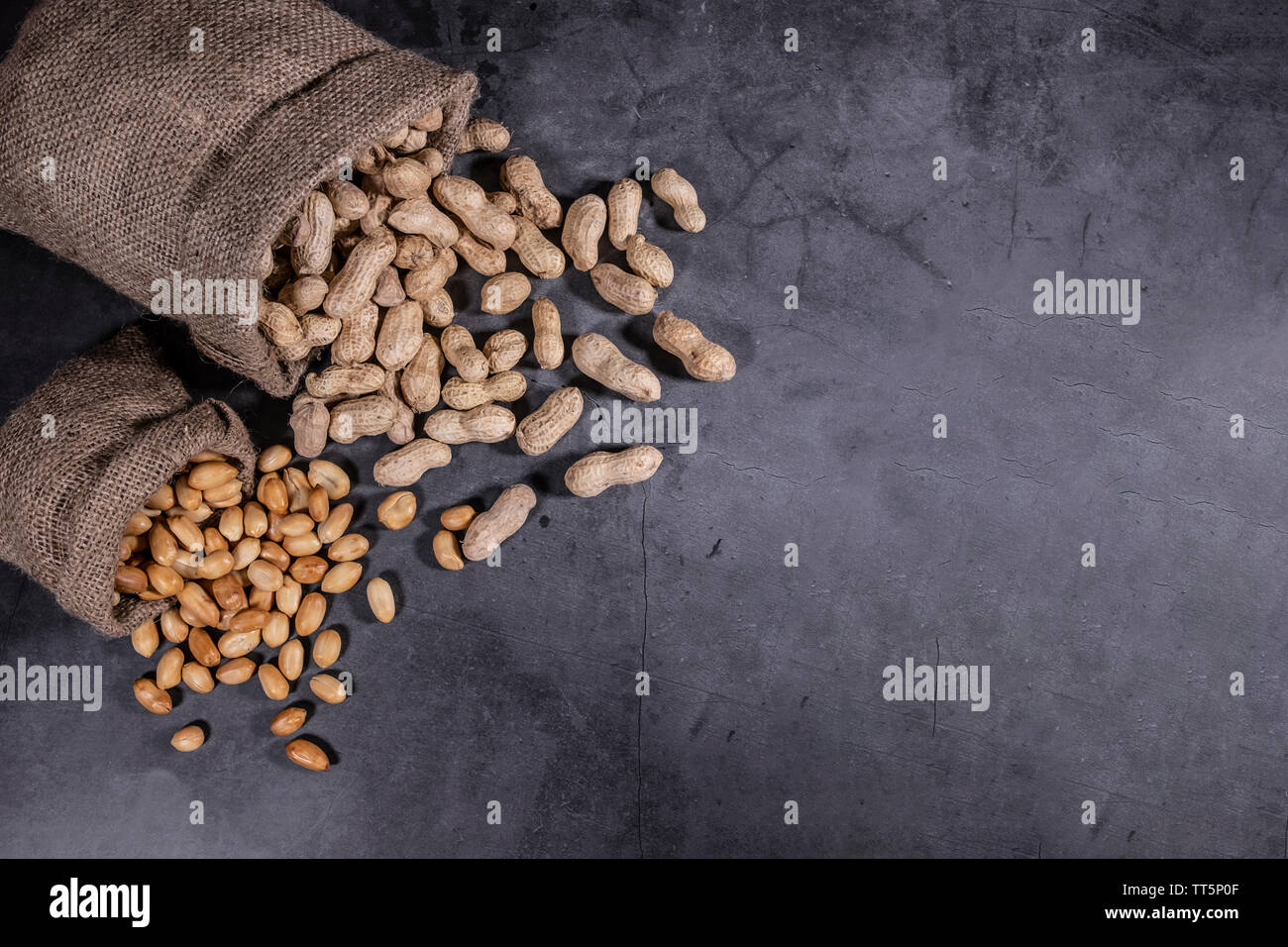 Peanut peanuts nut shell hi-res stock photography and images - Alamy