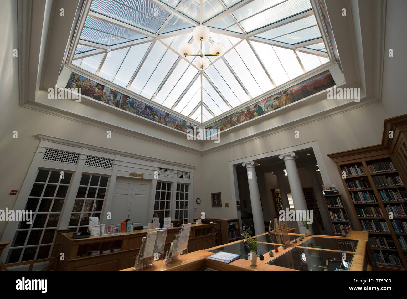 Expand and increases its size hi-res stock photography and images - Alamy