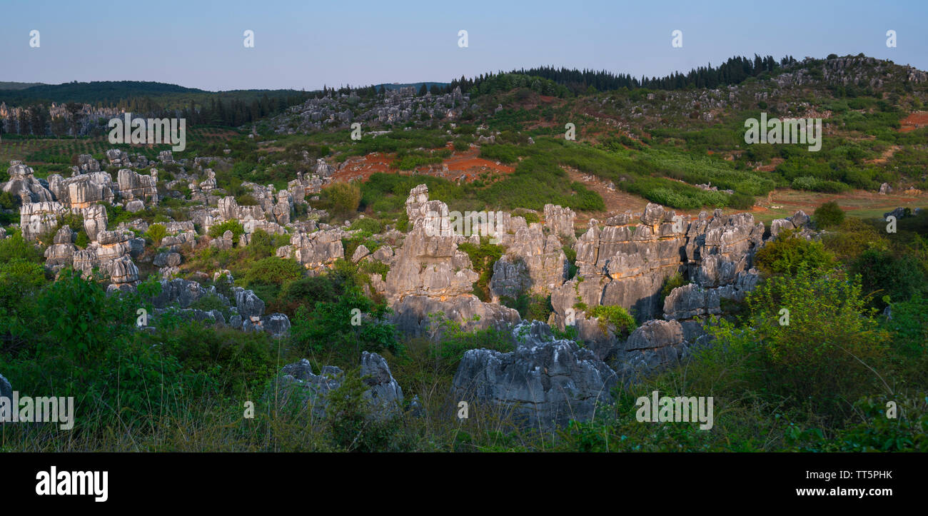 Ring itinerary among formations of limestone, The Stone Forest, Shilin ...