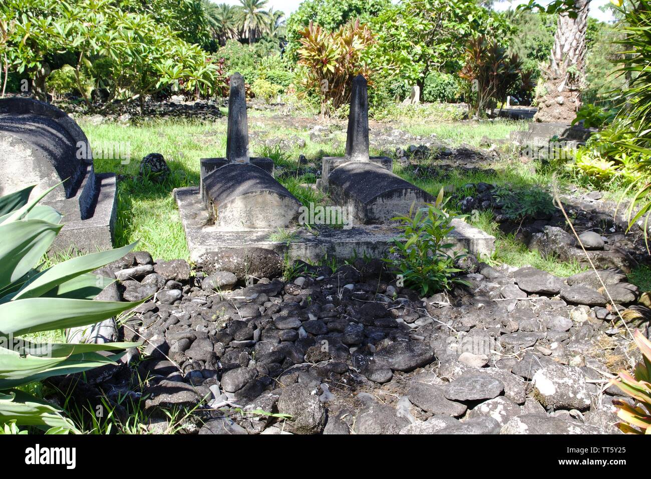 Traditional Hawaiian graves with stones in Maui Stock Photo - Alamy