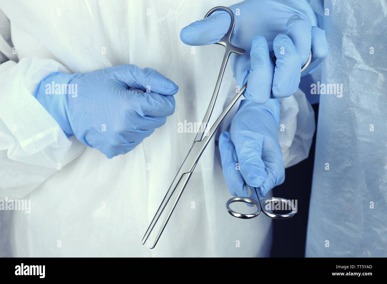 Surgeons hands and scissors hi-res stock photography and images - Alamy