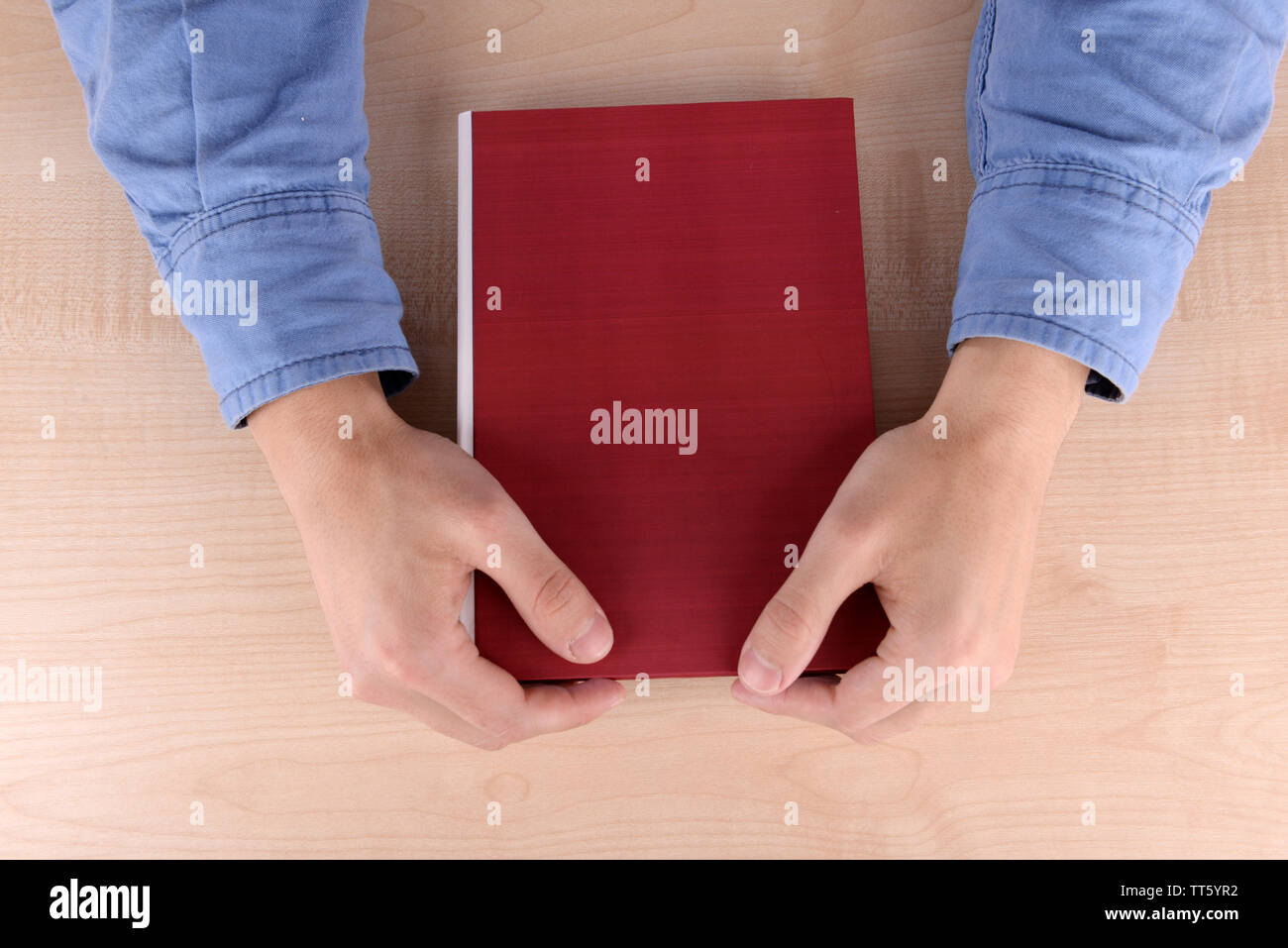 Men reading book hi-res stock photography and images - Alamy