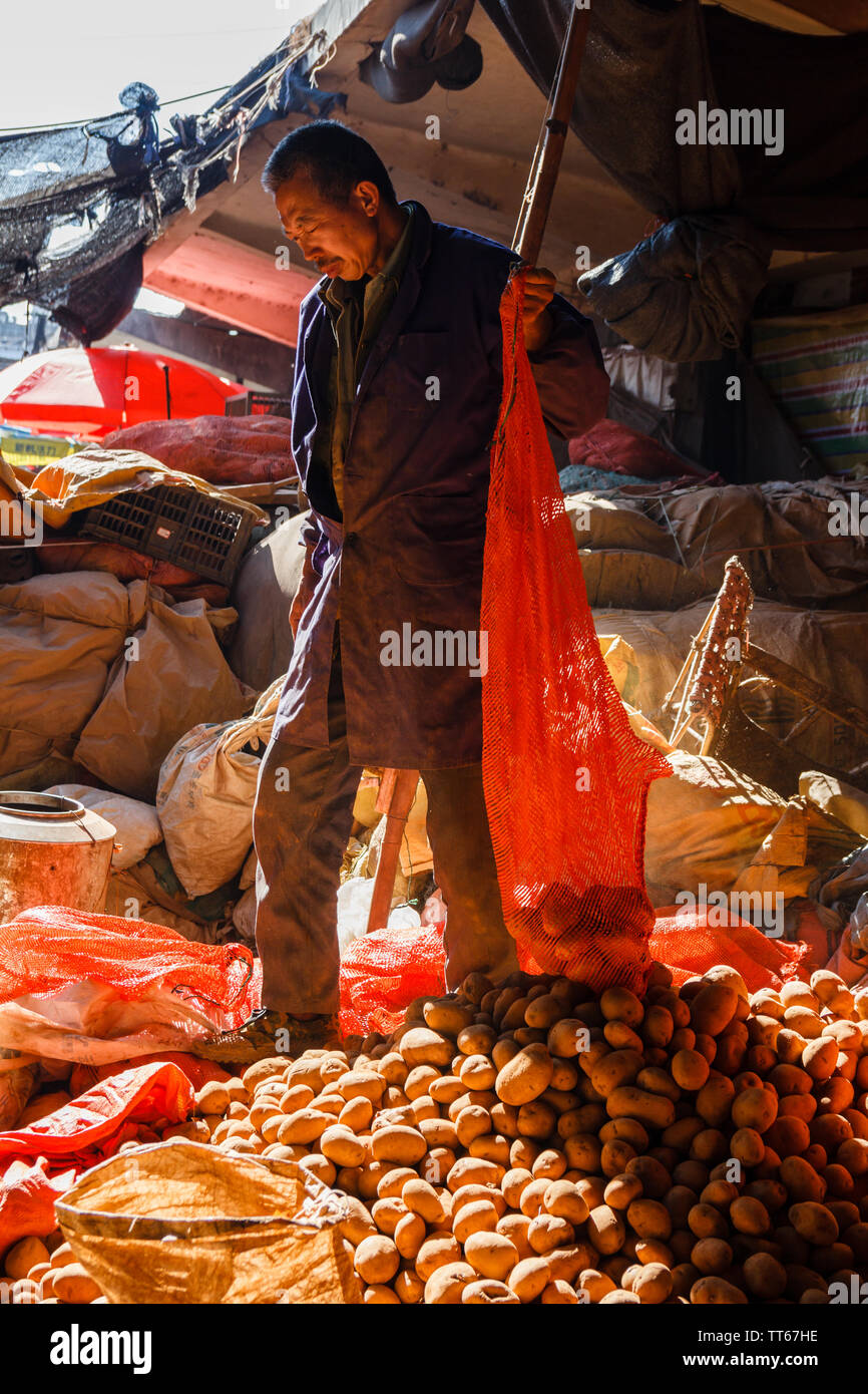 Dali china street scene hi-res stock photography and images - Alamy
