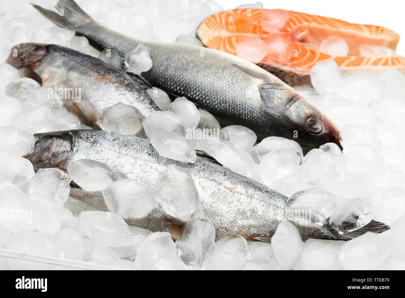 Fresh fish on ice Stock Photo - Alamy