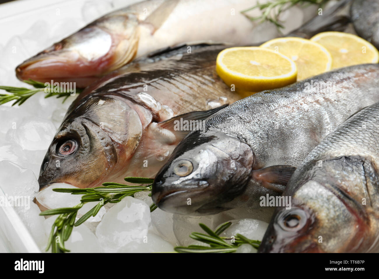 Fresh fish on ice Stock Photo - Alamy