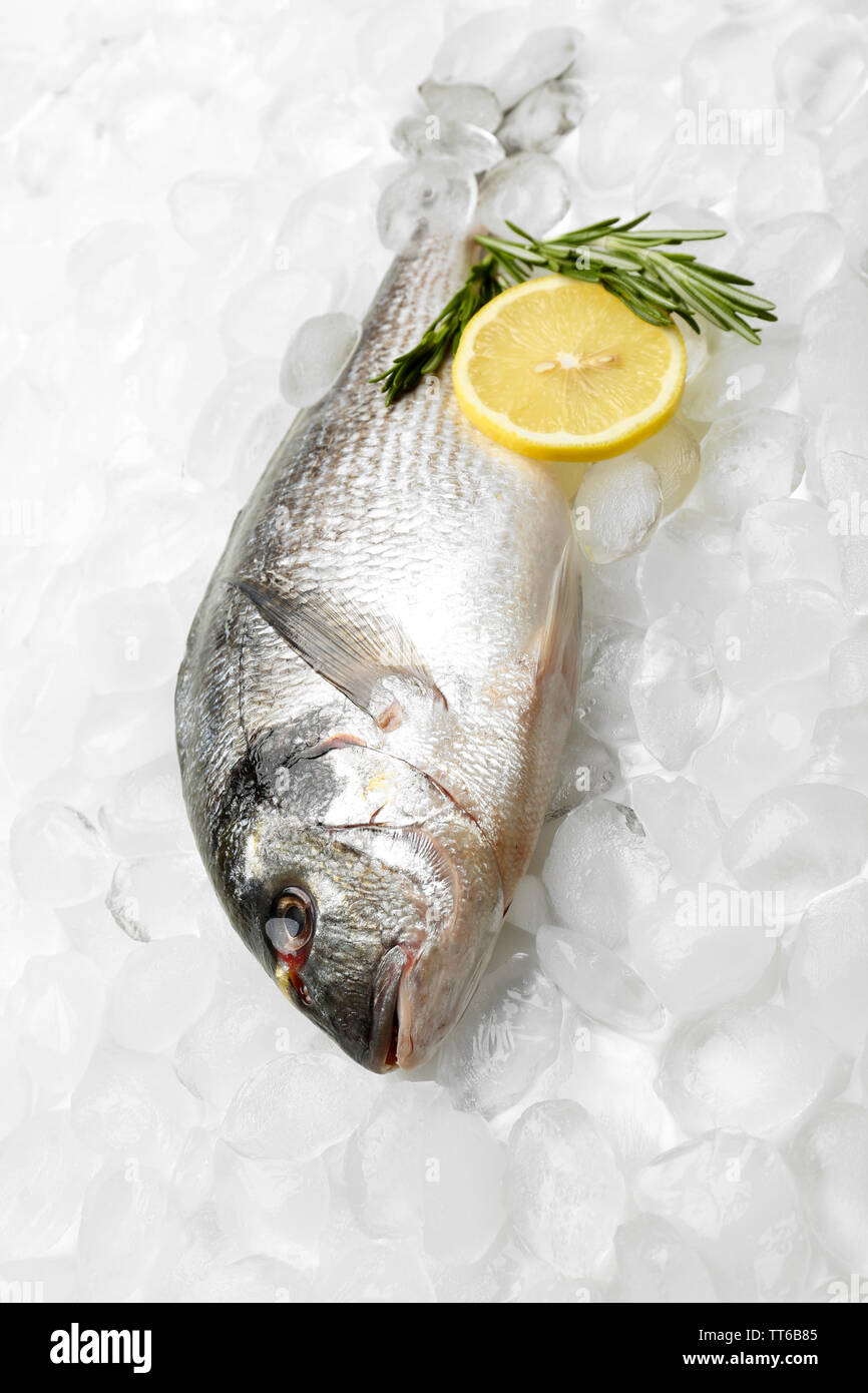 Fresh fish on ice Stock Photo - Alamy