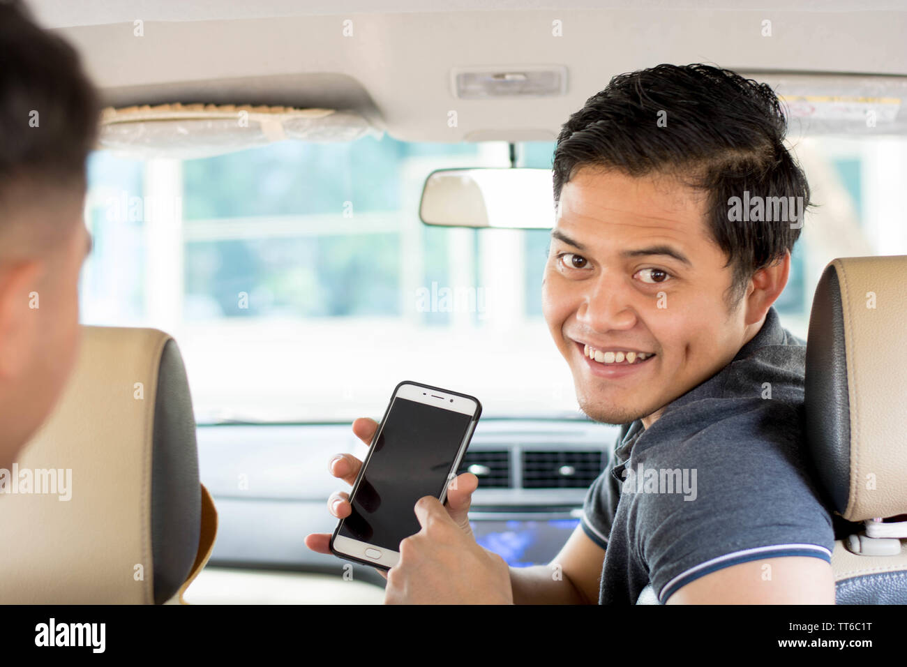 Paying taxi driver hi-res stock photography and images - Alamy