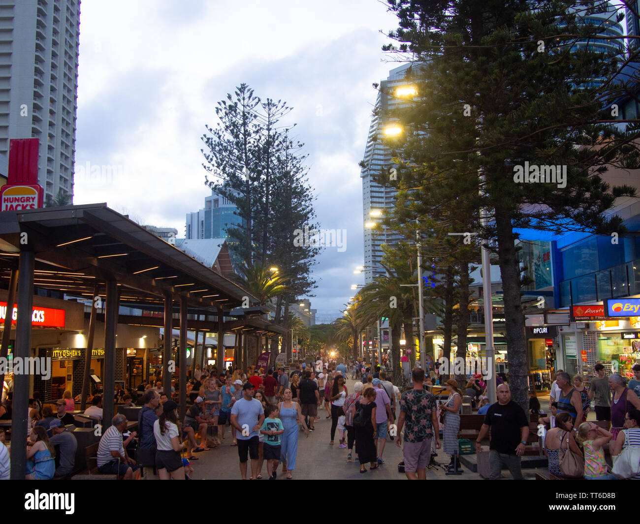 Crowd Of Tourists At Surfers Paradise Stock Photo - Alamy