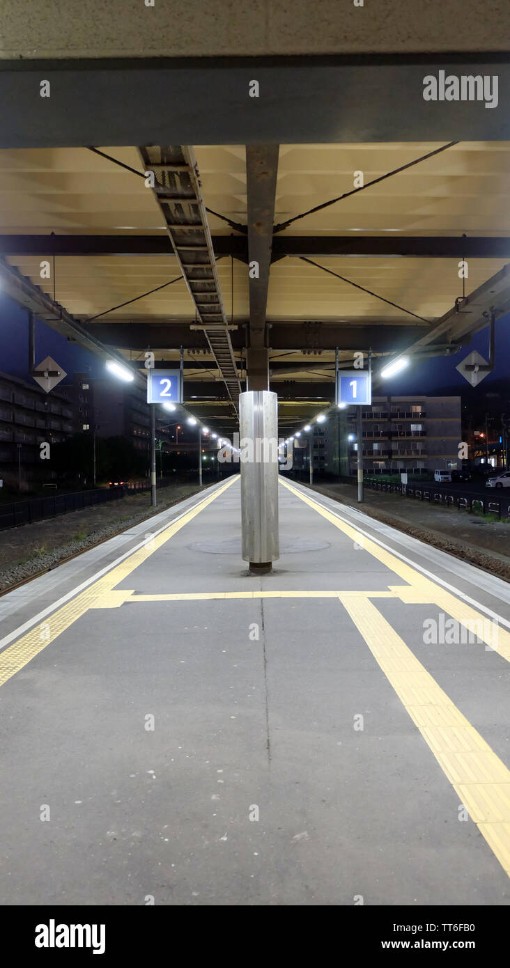 Empty train platform architecture hi-res stock photography and images ...