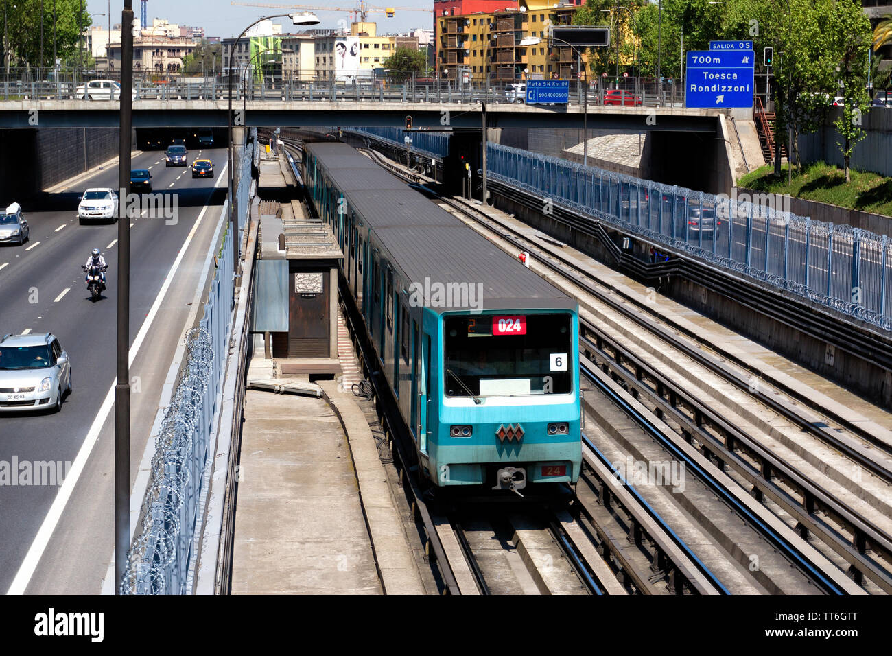 SANTIAGO, CHILE - OCTOBER 2015: An old Santiago Metro train between Los ...