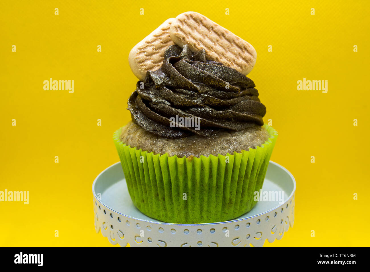 Cupcake food brown sweet cake hi-res stock photography and images - Alamy