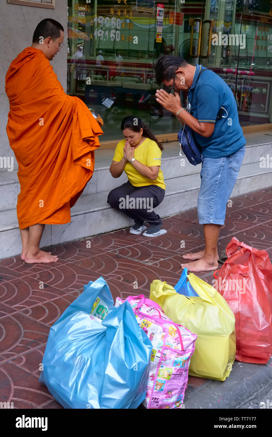 Wai Greeting Stock Photos & Wai Greeting Stock Images - Alamy