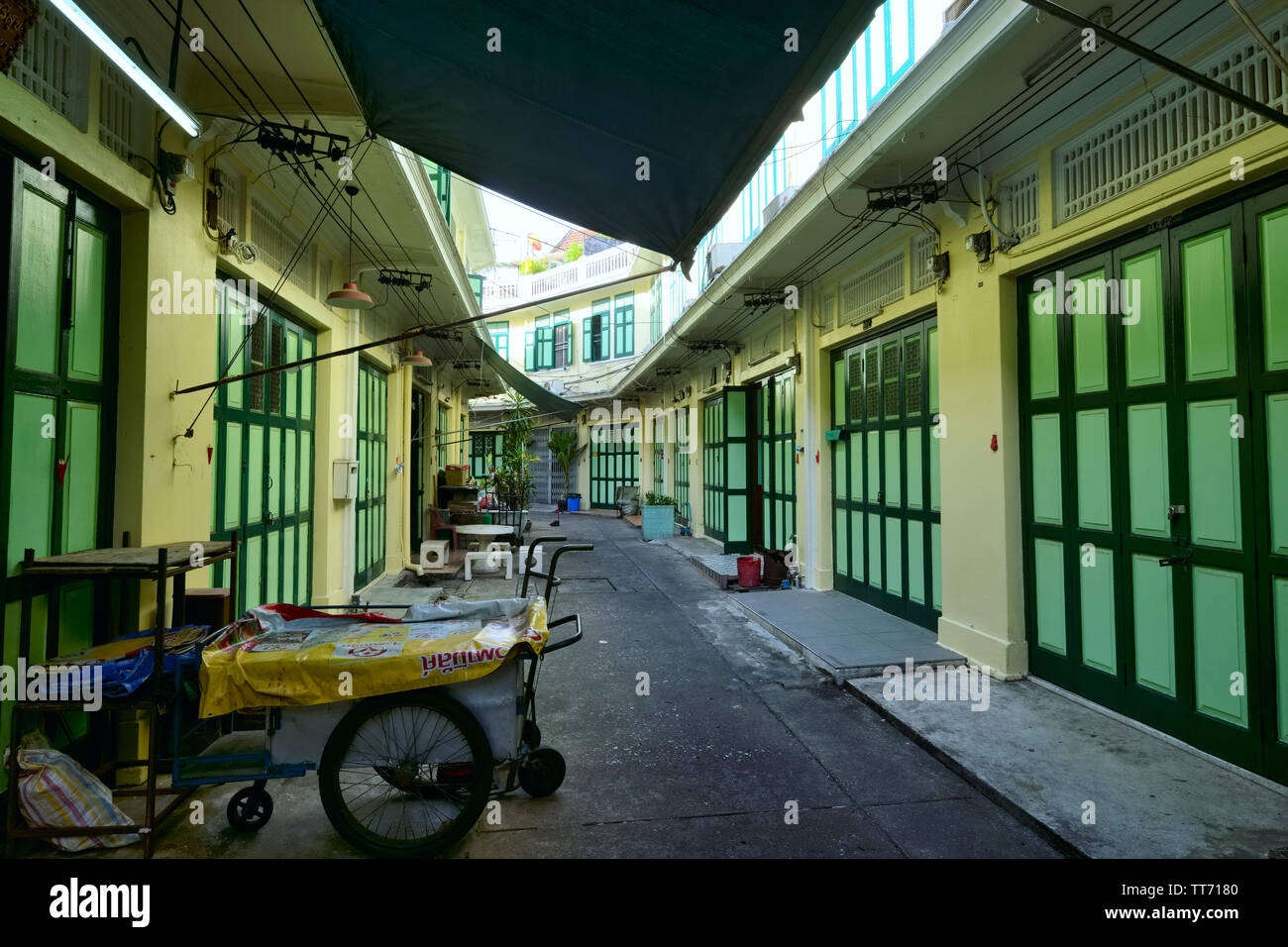 Bangkok traditional shophouses hi-res stock photography and images - Alamy