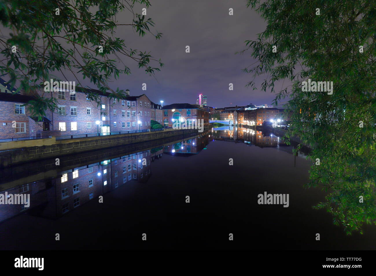 The calls leeds at night hi-res stock photography and images - Alamy