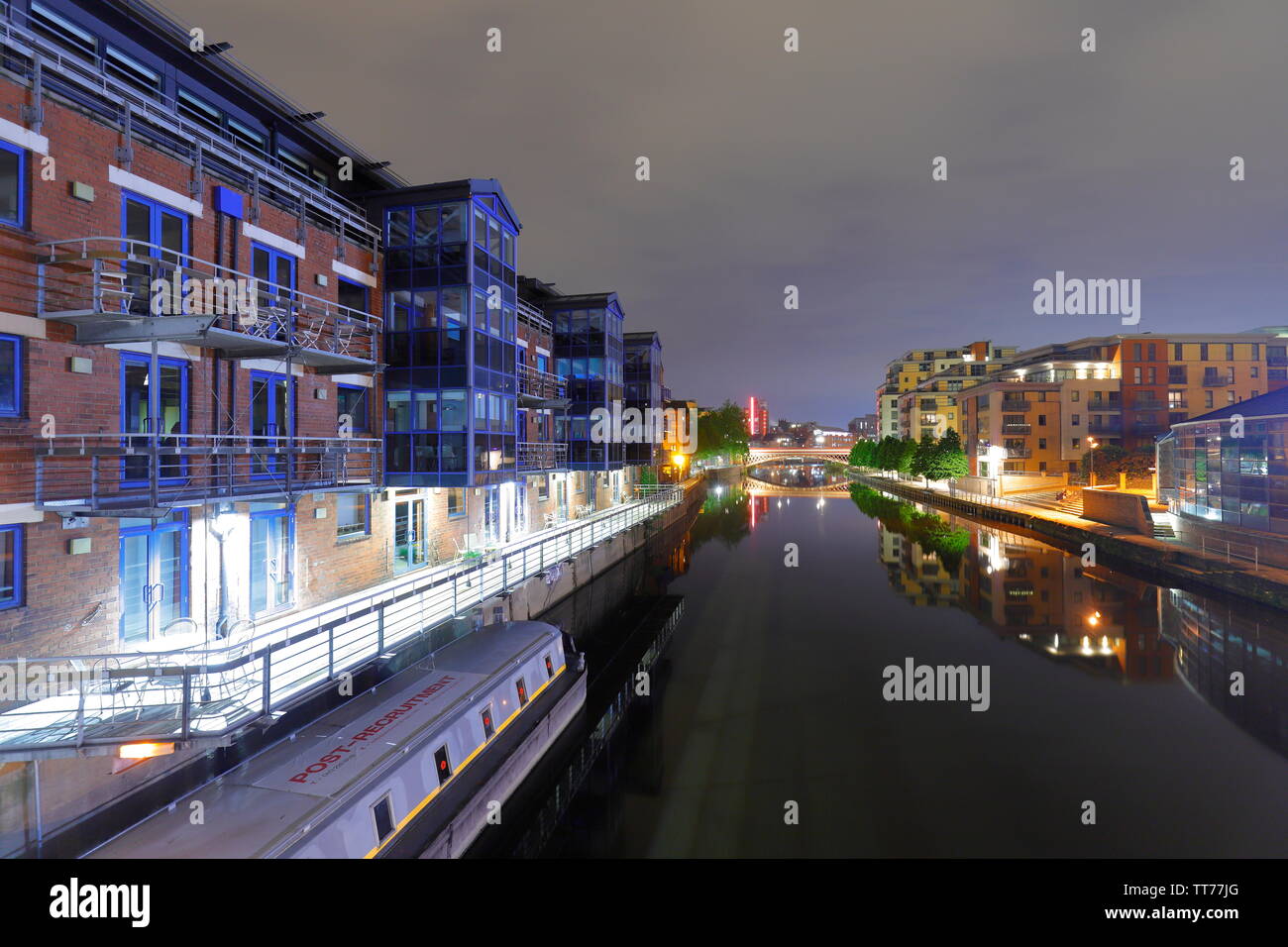 Leeds crown point bridge at night hi-res stock photography and images ...