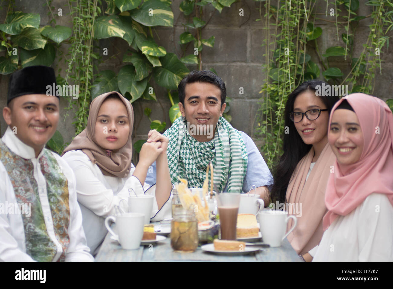 Young muslim food party hi-res stock photography and images - Alamy