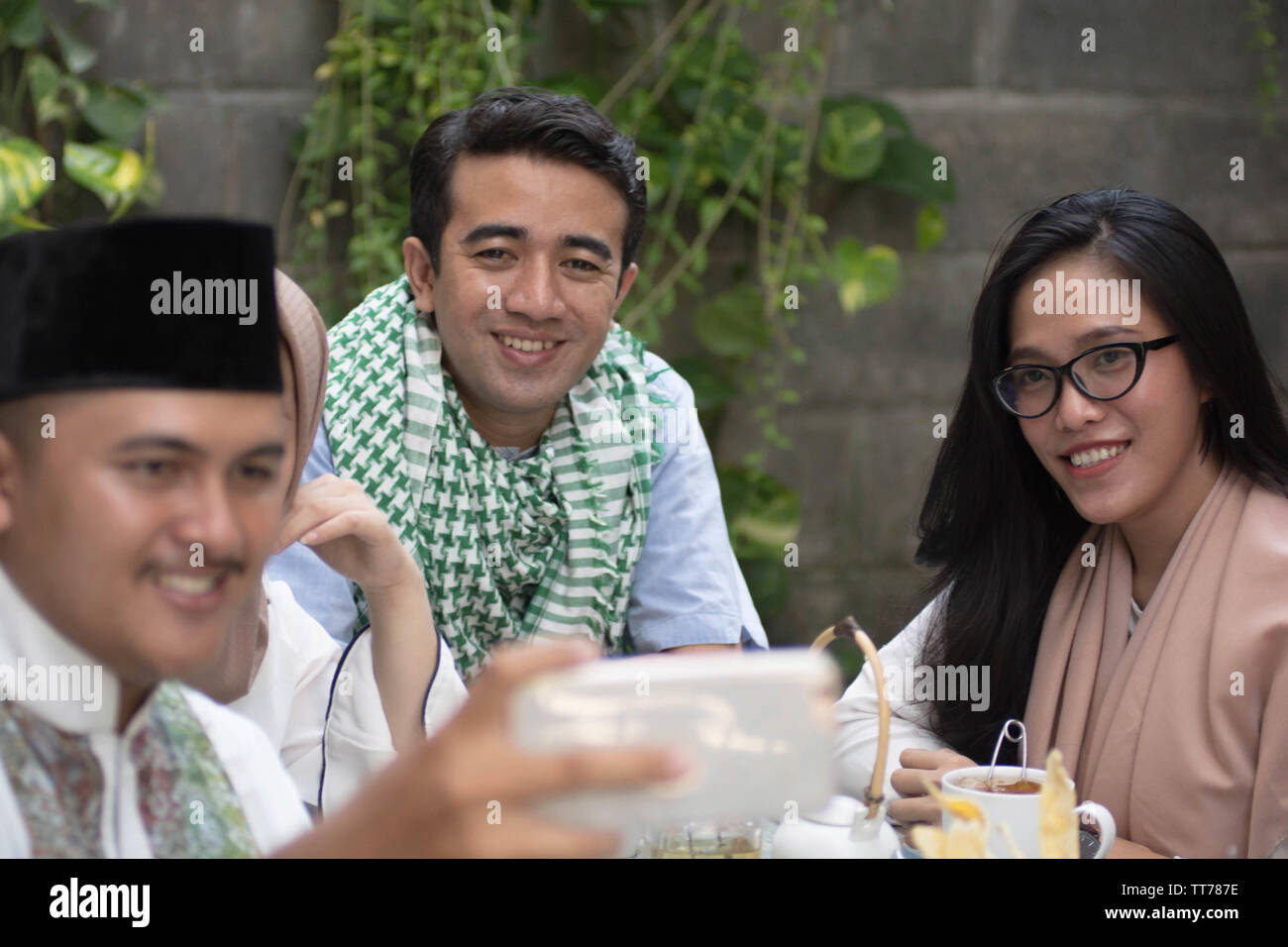 Women talking during meal hi-res stock photography and images - Alamy