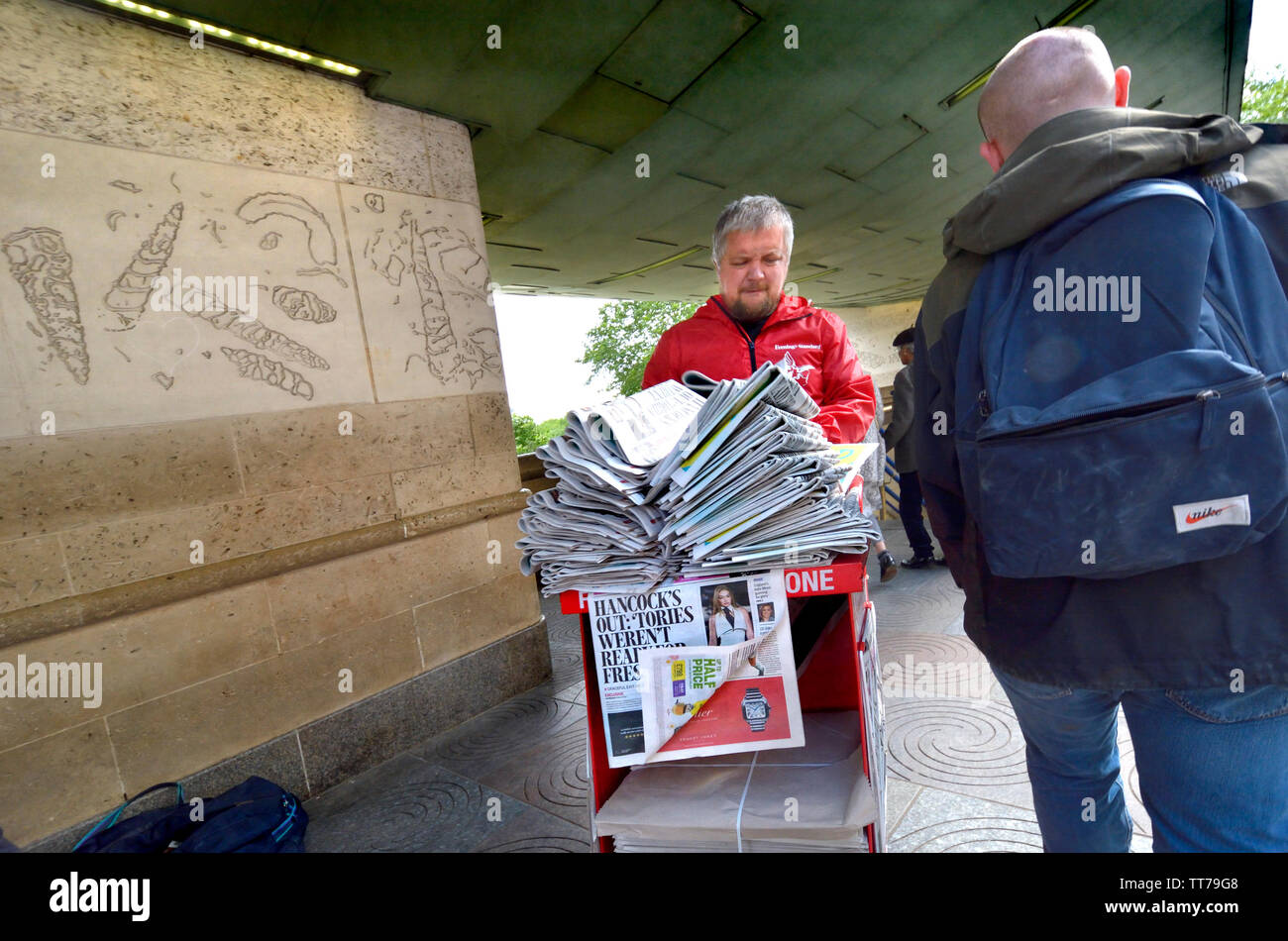 City london evening standard newspaper hi-res stock photography and ...